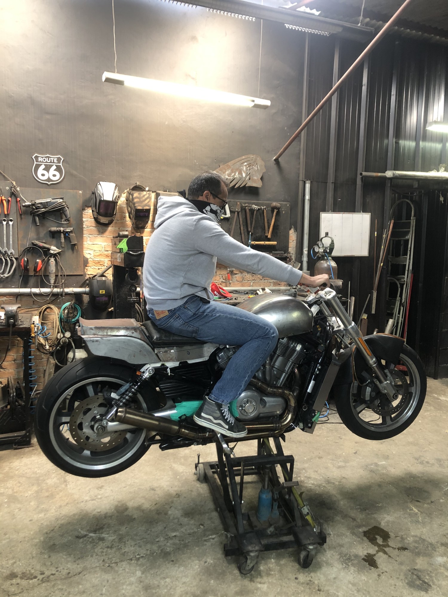 Harley Davidson V-Rod Café Racer – Free Hand Motorcycles
