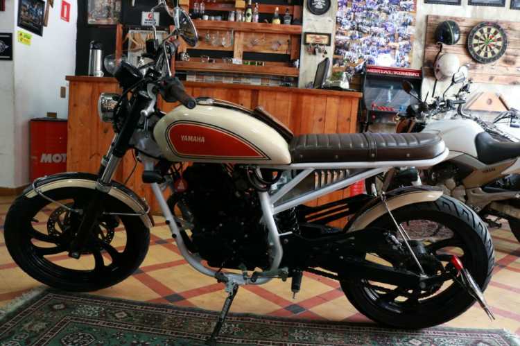 Yamaha Fazer 250 Bratstyle – Free Hand Motorcycles