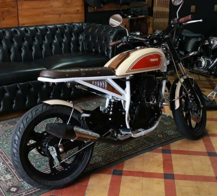 Yamaha Fazer 250 Bratstyle – Free Hand Motorcycles